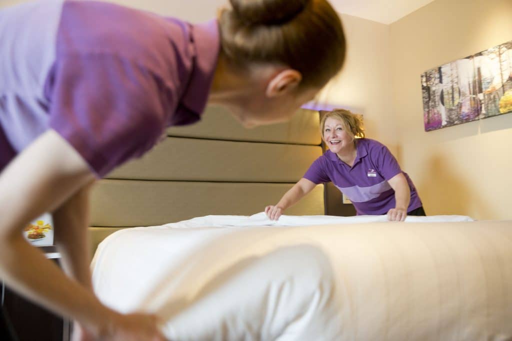 La propietaria de Premier Inn & Brewers Fayre, Whitbread, redujo el 18% ...